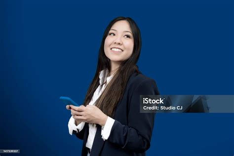파란색 배경의 사진 스튜디오에서 아름다운 젊은 아시아 여성 25 29세에 대한 스톡 사진 및 기타 이미지 25 29세 검정