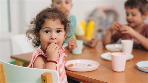 15 деца от Пловдив са със симптоми на хранително натравяне 3 са приети в болница Nova