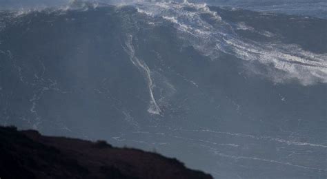 SURFISTA BRASILEIRO de ondas gigantes MORRE após queda em Nazaré Portugal