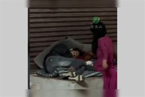 男子负债落魄无家可归，妻子不离不弃陪她露宿街头看哭无数网友