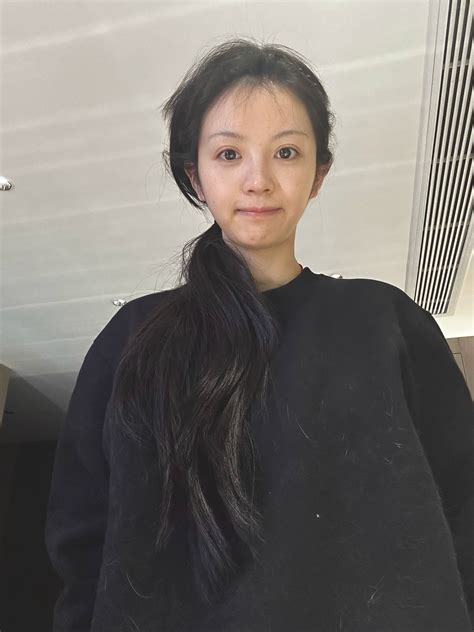 田曦薇晒素颜自拍照乖巧呆萌 高举猫咪似可爱少女 搜狐大视野 搜狐新闻