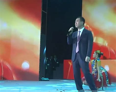 68岁王健林现身，衣着简朴面容憔悴身材暴瘦，身边多人保驾护航 哔哩哔哩
