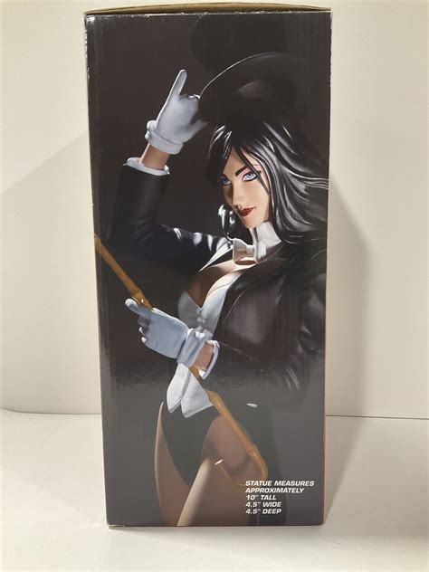Cover Girls Of The DC Universe Zatanna Statue Adam Hughes DC Direct