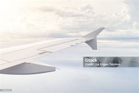 하늘의 창문을 통해 에어플레인 윙 뷰 구름 하늘 비행기의 현창을 통한 비행기의 날개 경제에 대한 스톡 사진 및 기타 이미지 경제 관광 교통수단 Istock