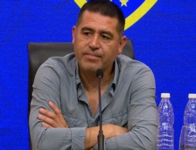 Riquelme lo mira con atención el volante del fútbol argentino que