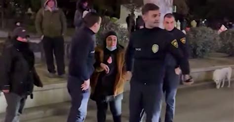 რუსთაველის გამზირზე აქციის მონაწილე დააკავეს ტაბულა