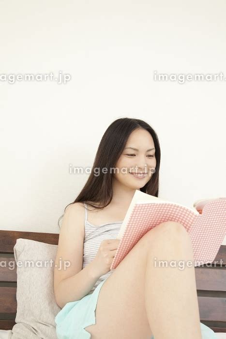 雑誌を読む女性の写真素材 24016918 イメージマート