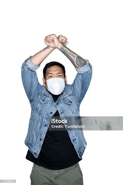 의료 용 마스크와 청바지를 입고 수염 아시아 남성 노동자흰색 배경에 교차 팔을 보여주는 항의 관심 요청의 개념 텍스트 또는 복사
