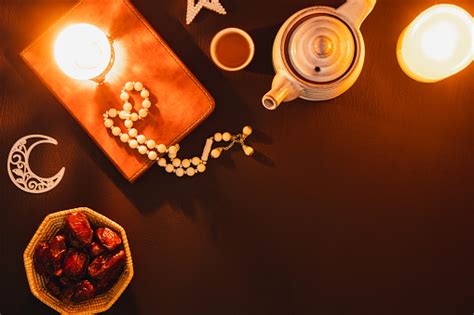 테이블 평면도 장식의 항공 이미지 라마단 카림 휴일 배경 편평한 누워 음식 금식을 위한 할랄 식사 세트의 음료는 검은 나무에 무슬림을 위한 의무입니다 묵 주 Gt 코 란과