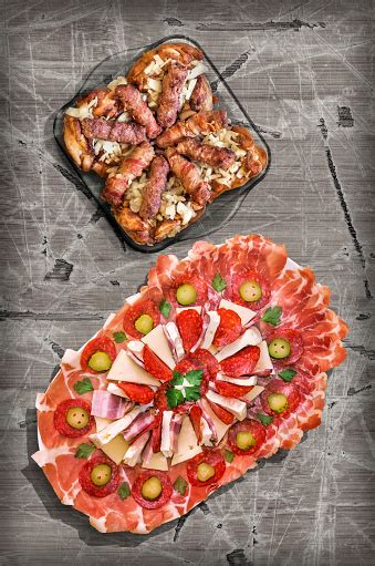 오래된 풍화 된 파인 우드 테이블 비네팅 배경에 닭 허벅지와 장식 된 전채 짭짤한 요리 세트와 바베큐 믹스 돼지 고기와 쇠고기 고기 케밥 0명에 대한 스톡 사진 및 기타