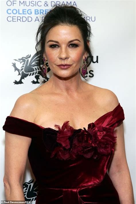 كاثرين زيتا جونز تخطف الأضواء في حفل Wales National Day Gala