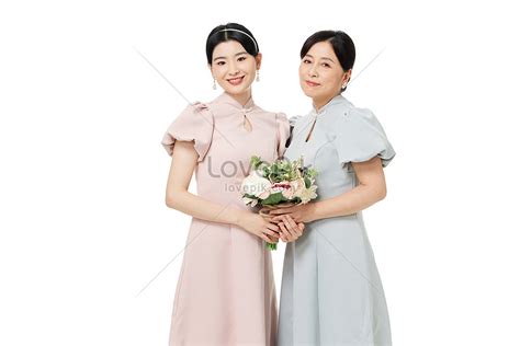 꽃다발을 들고 있는 중국식 어머니와 딸 사진 무료 다운로드 Lovepik