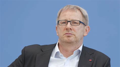 Cum Ex Skandal Staatsanwaltschaft Durchsucht Haus Von Johannes Kahrs