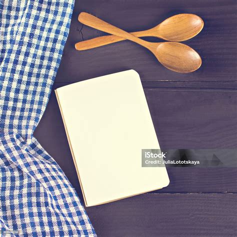 블루 주방 수건 그리고 어두운 나무 배경에 노트북 메뉴 텍스트에 대 한 제조 법 건강한 식생활에 대한 스톡 사진 및 기타 이미지