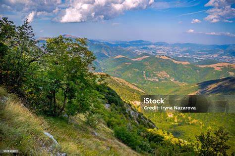 アペニン山脈イタリアで撮影した山の美しい風景 アペニンのストックフォトや画像を多数ご用意 アペニン イタリア ウンブリア州