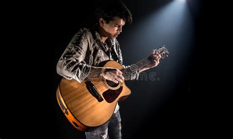 Guitarrista M Sica Un Hombre Joven Toca Una Guitarra Ac Stica En Un
