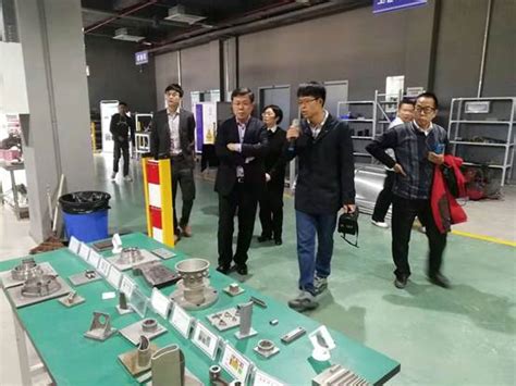 世界汽车工程师学会联合会主席赵福全教授参观实验室 整车先进设计制造技术全国重点实验室