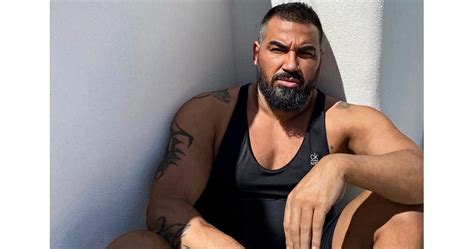 Азис с фобия от хора