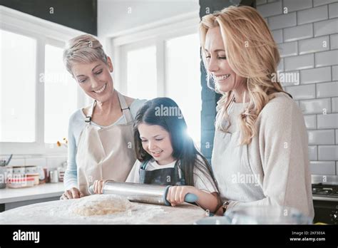 Cuisson Collage Et Enfant Avec La Mère Et La Grand Mère Dans La