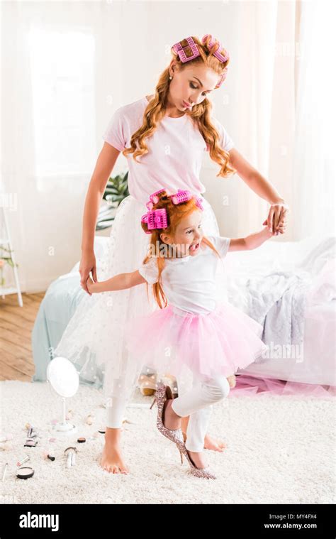 Mutter Und Junge Tochter In Heels Fotos Und Bildmaterial In Hoher