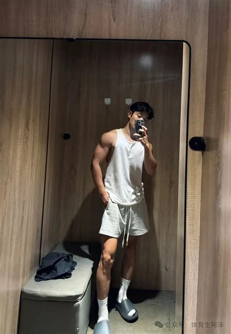 185黑皮白袜体育生八块腹肌超迷人更衣室大片写真好诱惑 潮男潮北