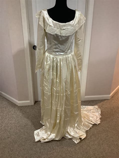 Vintage 1940s 50s Ivory Satin Lace Lady Diana Wedding Gem