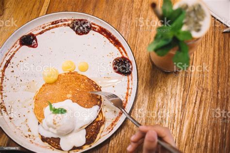 하얀 비행기에서 맛있는 준비된 팬케이크를 아침 디저트 전채 요리를위한 Souse와 함께 자른 이미지 나무 테이블에 신선한 채식