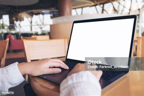Gambar Mockup Tangan Menggunakan Dan Mengetik Di Laptop Dengan Layar