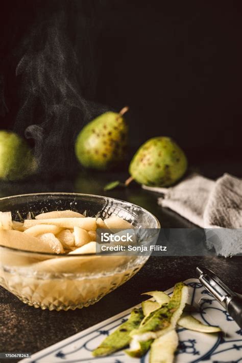 유리 그릇에 조리 된 배 천과 생 배 설탕에 절인 과일 디저트가있는 어두운 배경의 그릇 평면도 0명에 대한 스톡 사진 및 기타 이미지 Istock