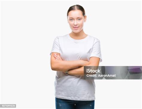 격리 된 배경 행복 얼굴 교차 팔 카메라 보고 웃 고 젊은 아름 다운 백인 여자 긍정적인 사람입니다 갈색 머리에 대한 스톡 사진 및 기타 이미지 Istock