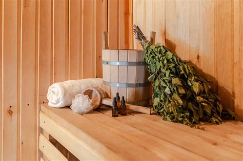전통적인 오래된 러시아 목욕탕 Spa 개념 인테리어 는 전통적인 사우나 액세서리 세트 분지 자작나무 빗자루 수건 아로마 오일