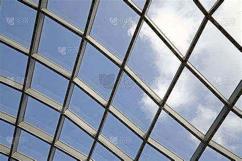 以钢结构几何结构为背景