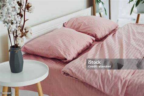 분홍색 침대 낮에는 아름다운 현대 침실의 인테리어와 디자인 0명에 대한 스톡 사진 및 기타 이미지 0명 가정 생활 가정의