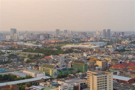 城市高清图片 曼谷市中心天际线，泰国鸟瞰图。智慧城市中的金融商业区和住宅区。摩天大楼和高层建筑在日落时间。 风景名胜免费下载格式