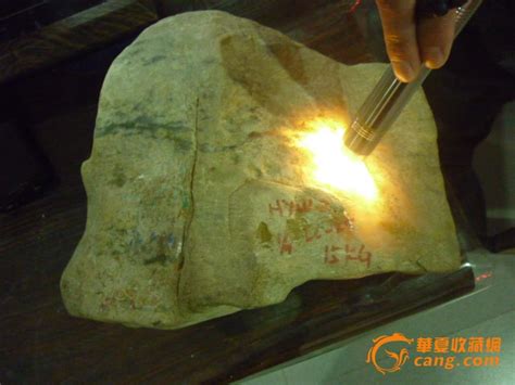 冰种翡翠原石打灯图片冰种白玛瑙冰种原石大山谷图库