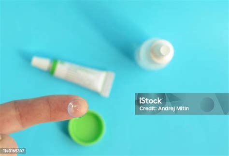 밝은 파란색 배경에 집게 손가락에 콘택트 렌즈 눈 관리 제품 배경 텍스트 공간 평면도 가까운에 대한 스톡 사진 및 기타 이미지