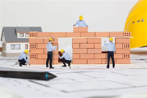 修建式样房子建筑的小建筑师 库存照片 图片 包括有 行业 生意人 编译 拱道 对象 承包商 144331832