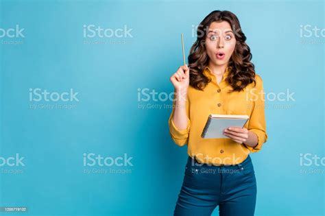 그녀의 초상화 그녀의 좋은 매력적인 사랑스러운 깜짝 놀란 쾌활한 물결 모양의 머리 소녀는 Bight 생생한 빛 생생한 녹색
