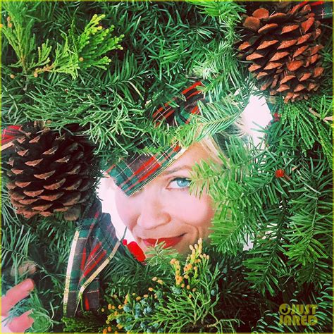 Reese Witherspoon Gets In On Mindy Kalings Wreath Witherspoon Trend