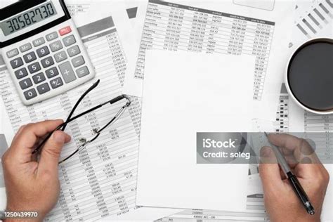사무실 직원의 책상 의 최고 보기 재무 보고서 분석 및 회계 테이블 및 그래프 부기용 다양한 사무실 항목작업 0명에 대한 스톡 사진 및 기타 이미지 Istock