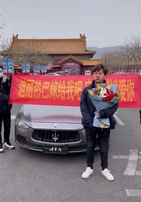 富二代横店求婚迪丽热巴，摆豪车拉横幅喊话：我爱你