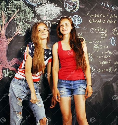 Zurück Zu Schule Nach Sommerferien Zwei Jugendlich Wirkliche Mädchen