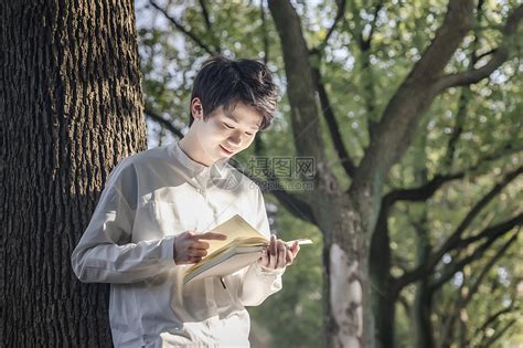 男性阅读高清图片下载 正版图片501212893 摄图网