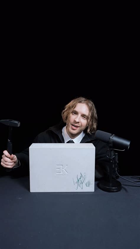 Егор Крид трек лист альбома «меньше чем три Forever🖤сегодня в 00 00 на всех музыкальных