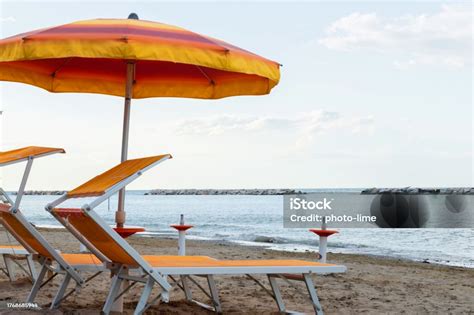 열대 섬 해변에 파라솔 우산 화창한 여름날 해변에서 화려한 차양 청록색 바다와 푸른 하늘 풍경과 함께하는 휴일 휴식 0명에 대한 스톡 사진 및 기타 이미지 Istock