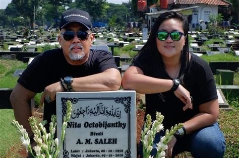 Kunjungi Makam Istri Indro Warkop Ungkap Satu Permintaan Haru Nova