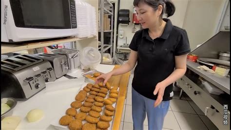 做南瓜饼带到乡里餐馆分享，小伍像走亲戚一样给回一袋新鲜牛骨！ Youtube