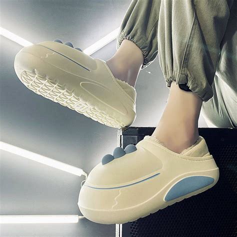 รองเท้าแตะผ้าฝ้ายกันน้ำสำหรับนักเรียนในบ้านพื้นหนาไดโนเสาร์น่ารักส้น Shopee Thailand