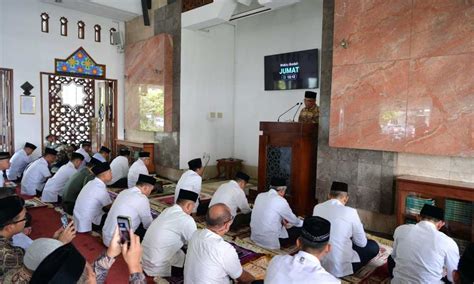 Khutbah Jumat Menko PMK Paparkan Soal Perjuangan Merdeka Dari