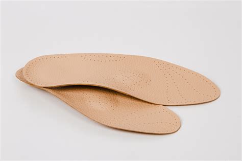 흰색 배경에 격리된 깔창입니다 의료 정형 외과 깔창 발 관리 깔창 컷어웨이 레이어 평평한 발과 발 질환의 치료 및 예방 신발 의 내부 발바닥 가죽에 대한 스톡 사진 및 기타
